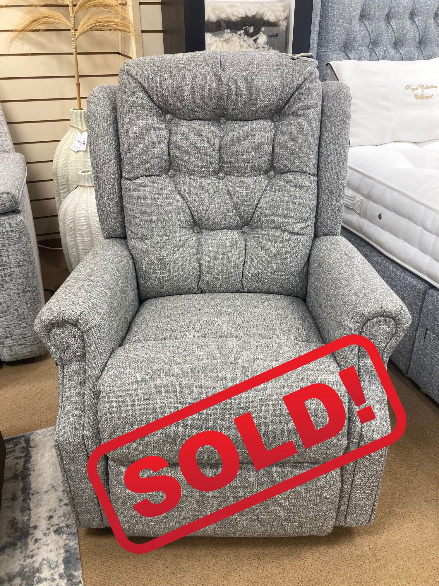 CLEARANCE - Milton 2 Motor Lift Chair - Furniture Clearance - Barsleys ...